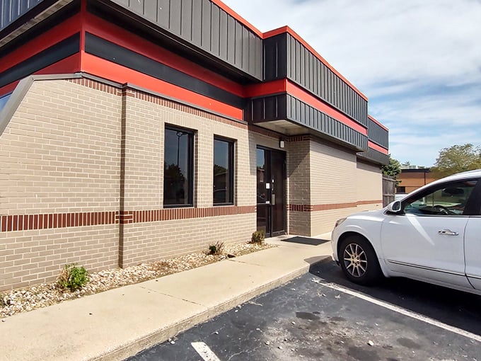 Don't let the no-frills exterior fool you&mdash;Edinburgh Diner houses tenderloin magic behind those brick walls.