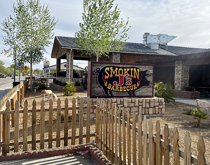 Desert meets delicious at Smokin' J's outdoor seating area. That fence isn't keeping people out&mdash;it's keeping the heavenly aromas in!