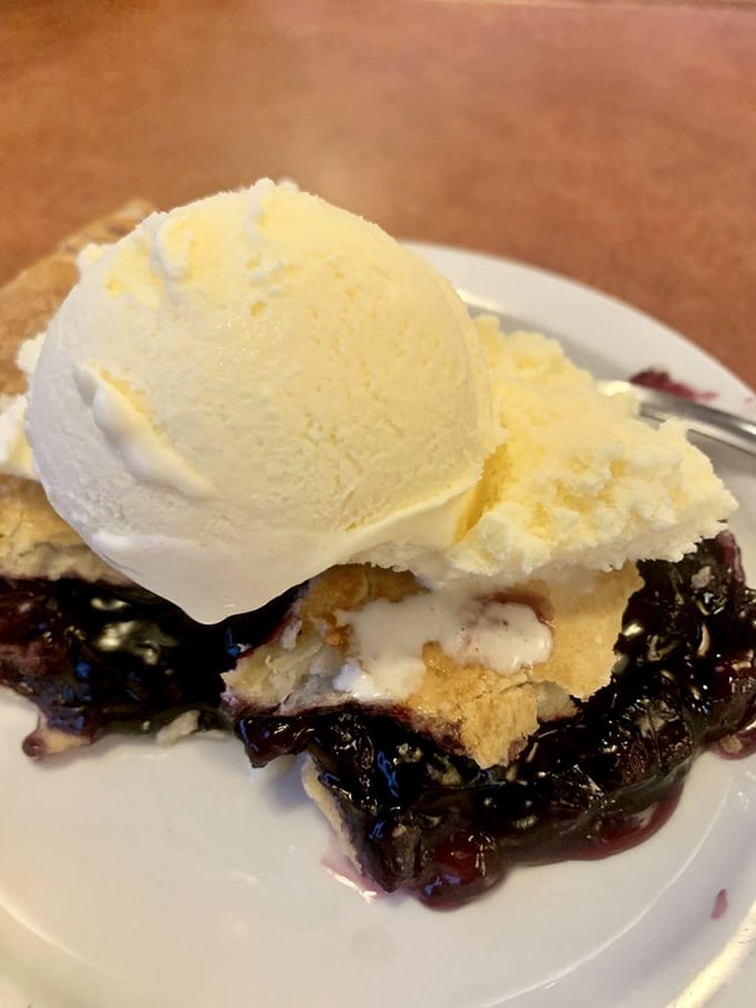 Berry bliss meets vanilla dream! This pie à la mode doesn't just satisfy cravings—it creates memories that'll haunt your dessert fantasies for years.