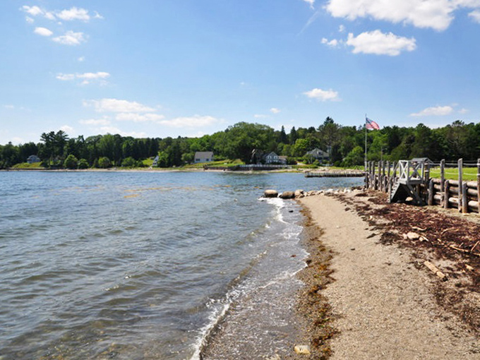 This shoreline doesn't need Instagram filters &ndash; Mother Nature already perfected the lighting, composition, and soul-soothing soundtrack.