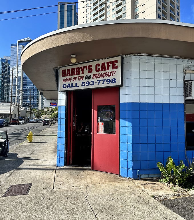 Harry's Caf&eacute;'s distinctive round corner building stands like a breakfast lighthouse. That bold red door practically shouts, "Hungry people, this way!"