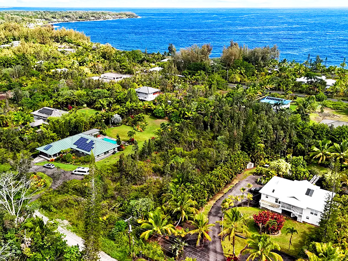 Hawaiian Paradise Park offers what mainland millionaires dream about &ndash; lush greenery stretching to the deep blue Pacific.