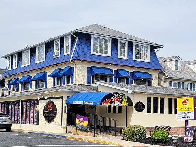 This rustic wooden settlement recreates early American life. Imagine the crackling fires and hand-hewn beams of our ancestors' daily existence!