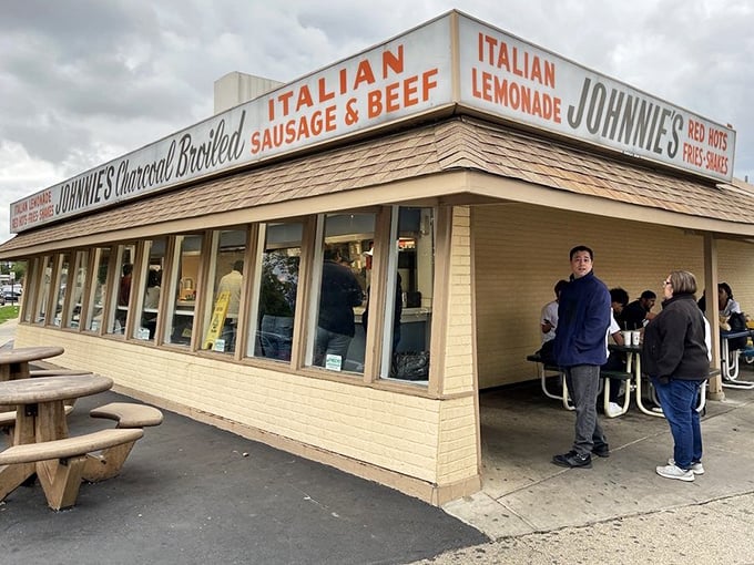 Where picnic tables become the best seats in town for enjoying Elmwood Park's legendary Italian beef.
