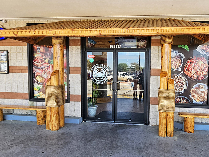 Those wooden pillars wrapped in rope say "ahoy" to seafood lovers seeking a maritime feast.