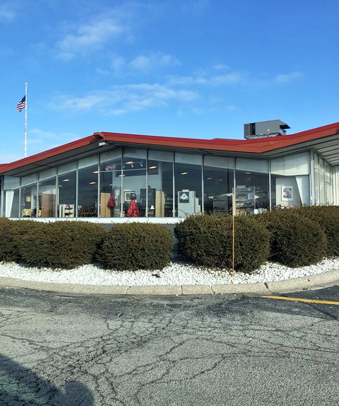 Large windows flood Second Life with natural light, perfect for spotting that hidden gem among the merchandise.