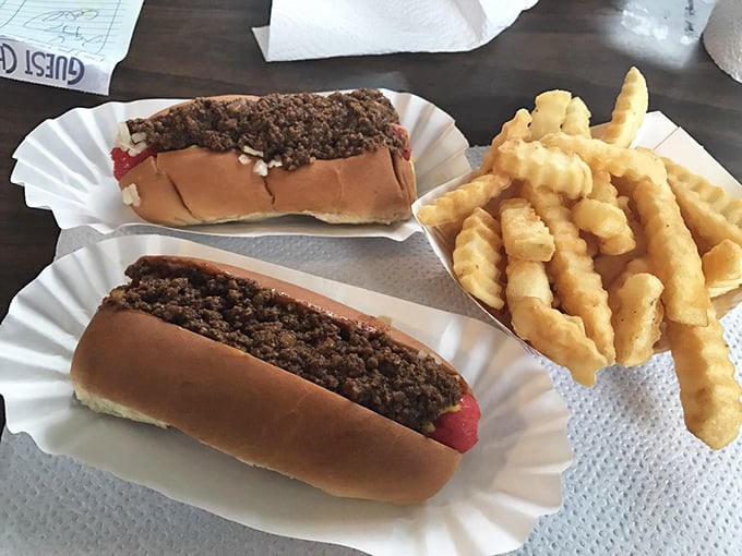 When chili blankets the dog this generously, you know someone in that kitchen actually cares about your happiness.