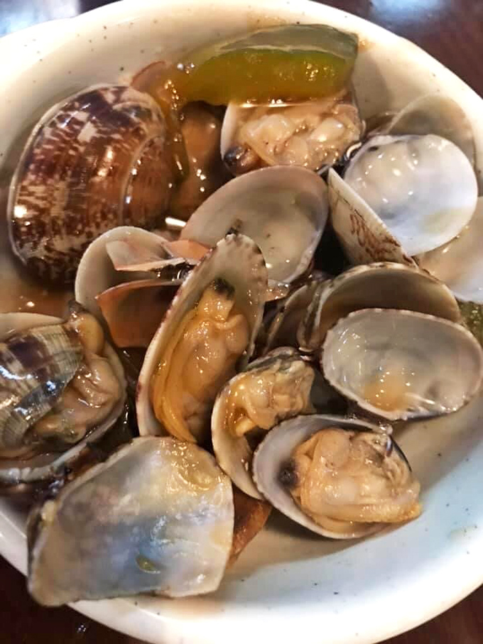 These plump clams swim in a savory broth that would make Neptune himself abandon his underwater palace for a taste.