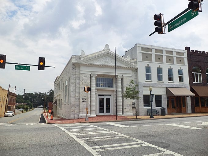Bainbridge's charming intersection – where traffic lights are scarce and your retirement dollars go further.