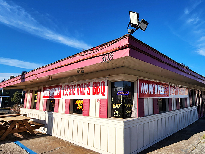 Jessie Rae's pink exterior stands out like a flamingo in the desert. Don't let the bright color fool you&mdash;they're serious about smoke.