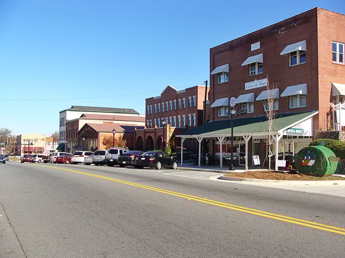 Main Street Calhoun offers that perfect small-town tableau where you half expect Andy Griffith to stroll by whistling his famous tune.