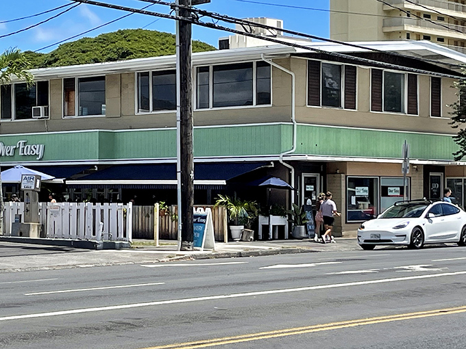 Over Easy's corner location catches the Hawaiian sunshine just right. That steady stream of customers suggests they've cracked the breakfast code.