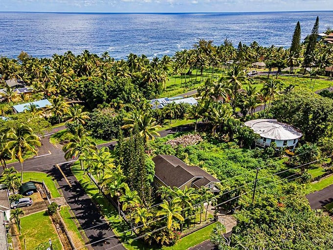 The view from Pahoa's lookout makes you feel like you've discovered the edge of the world. Those cliffs mean business!