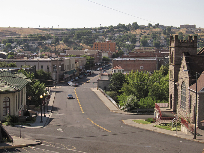 Residential streets so peaceful you'll wonder if you accidentally drove into a Norman Rockwell painting by mistake.
