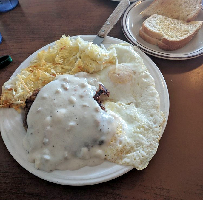 When gravy cascades over chicken fried steak like a savory waterfall, you know you've found diner nirvana in the Arizona desert.