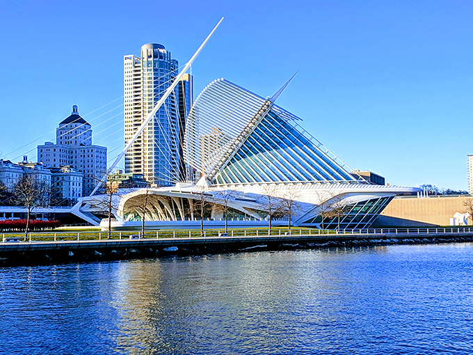 The Milwaukee Art Museum's wings spread like a magnificent bird ready for takeoff &ndash; architecture that makes even non-art lovers stop and stare.