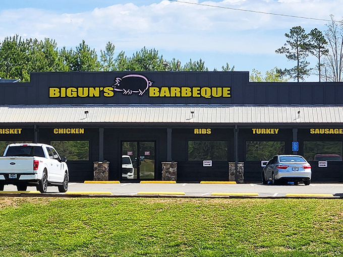 Bigun's Barbeque stands proudly against a bright blue Georgia sky. That parking lot will soon be full of cars belonging to very happy, very full people.