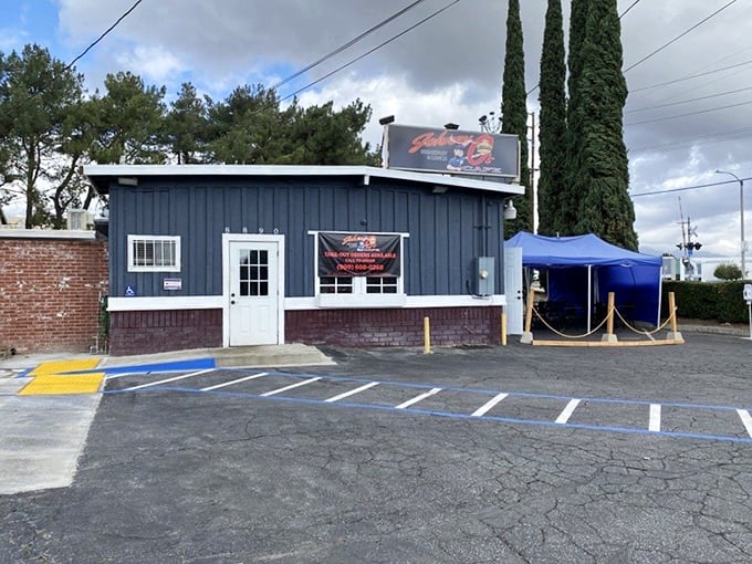 That red and black sign is like a beacon calling hungry folks from miles around – and they come!