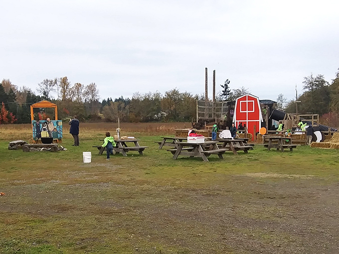 Picnic tables and playful farm setups create a relaxed country market where families can browse and unwind.