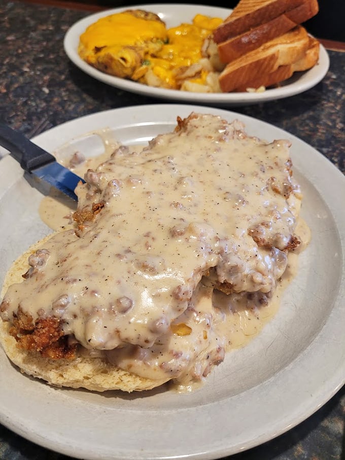 Gravy like this deserves a standing ovation! It&rsquo;s the comfort food equivalent of finding the perfect rerun on a Saturday morning.
