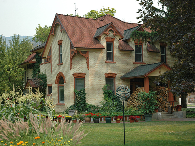 The historic Crockett House proves that brick homes, like fine wines and certain Hollywood actors, only get better with age.