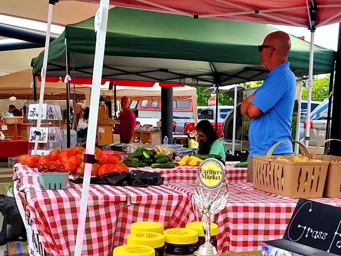 The Farmers Market's vibrant produce creates a painter's palette of nutrition&mdash;where tomatoes practically beg to become tonight's sauce.