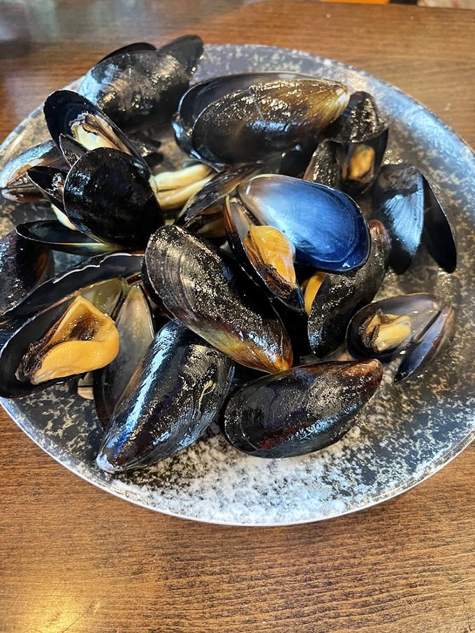 These mussels have opened up about their delicious secrets, revealing tender morsels that taste like the ocean decided to send its best representatives.