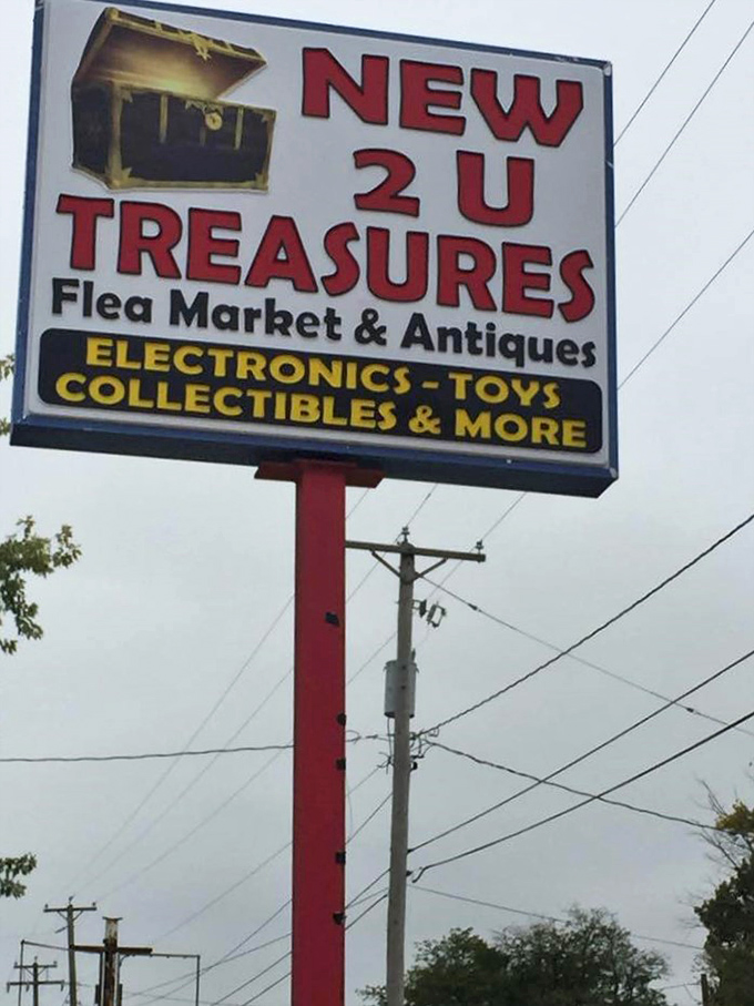 The roadside beacon that's guided generations of treasure hunters. This sign has likely been responsible for countless spontaneous U-turns over the years.
