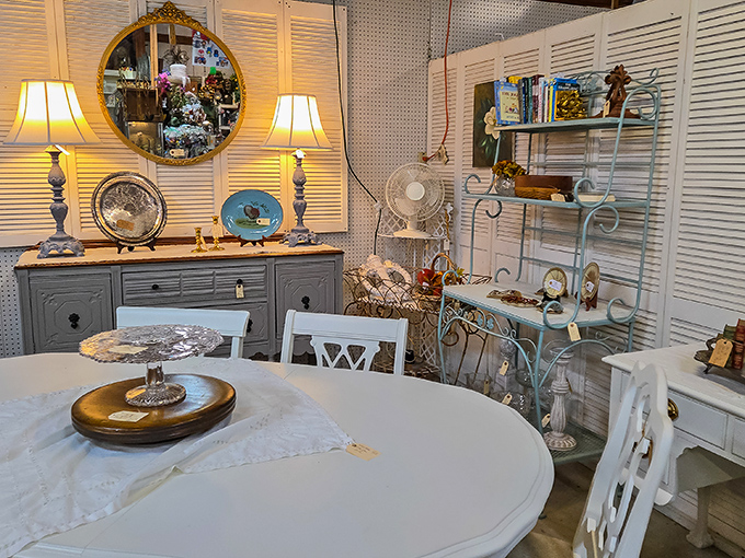 A perfectly curated vignette that whispers "shabby chic" with Southern charm. Joanna Gaines would clear her schedule for this booth.