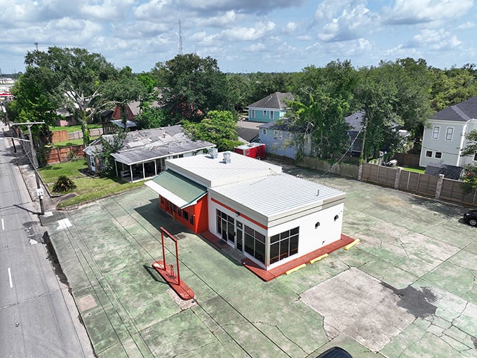 Las Victorias might look plain from the outside, but inside it's a flavor fiesta. Judge this book by its cooking, not its cover.