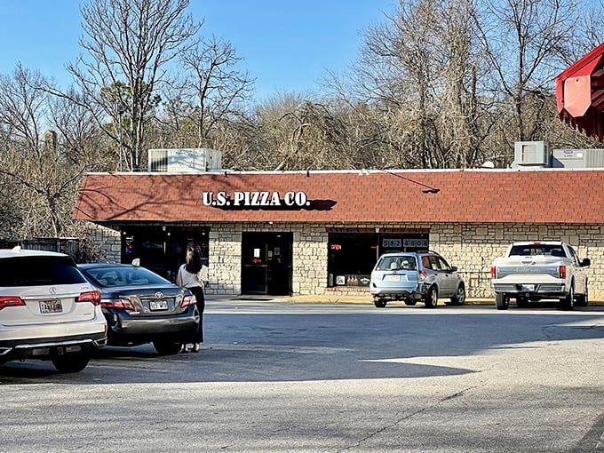 U.S. Pizza Co's stone facade isn't just attractive&mdash;it's practically announcing "serious pizza business happens here."