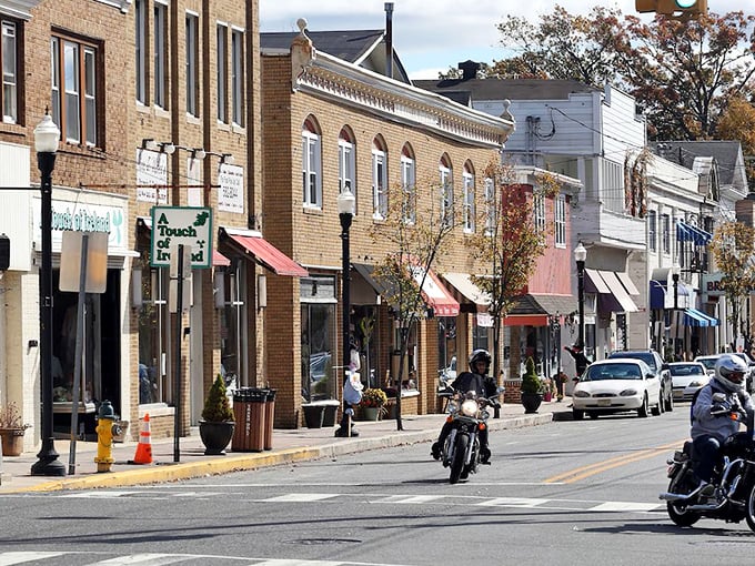 Small-town character shines through in Gloucester City's well-maintained commercial district with its pedestrian-friendly sidewalks.