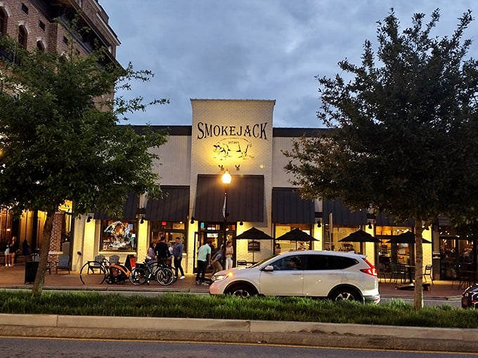 Evening lights make Smokejack glow like a barbecue beacon. The perfect setting for that "I'm-too-full-but-let's-order-dessert-anyway" moment.