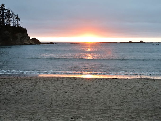 That golden hour magic when the sun turns the whole bay into nature's own Instagram filter.