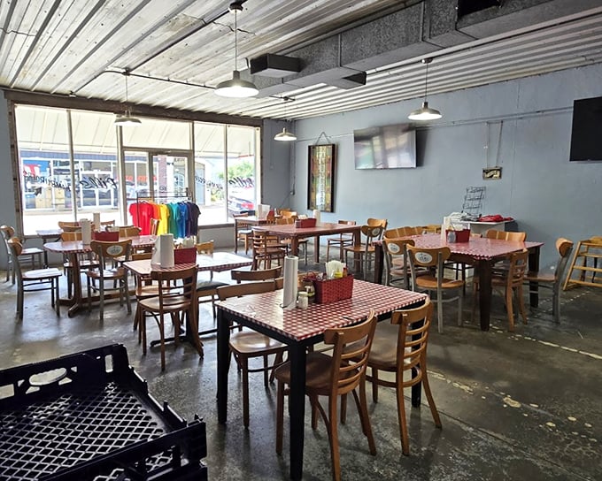The dining area feels like Mississippi's living room&mdash;checkered tablecloths, wooden chairs, and the promise of conversations with strangers who'll become friends.