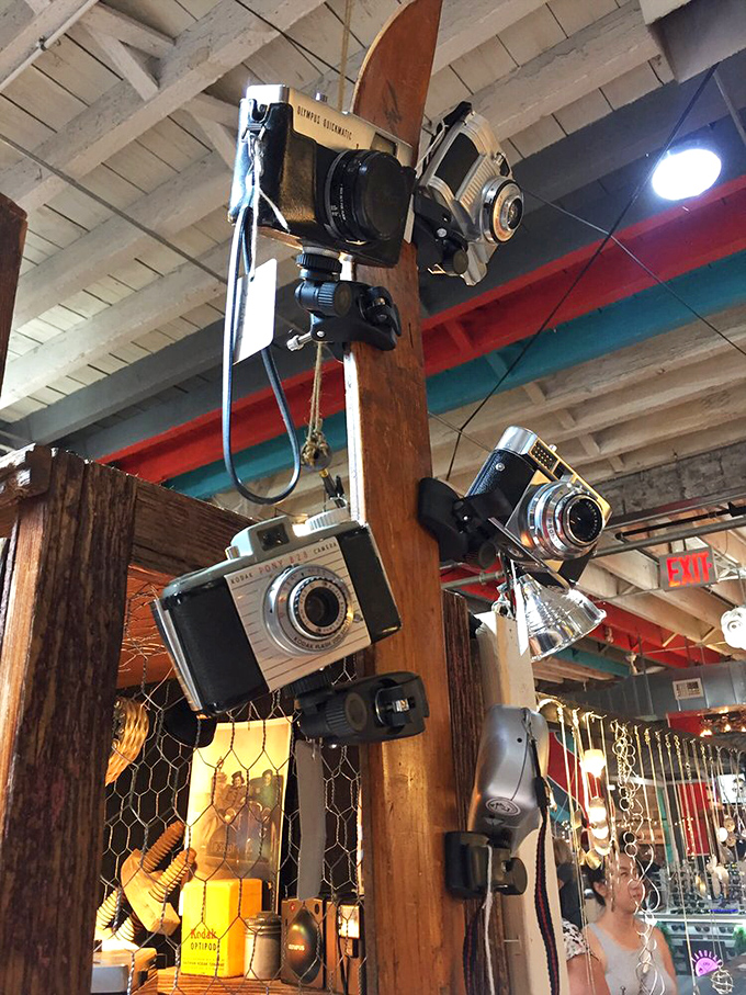 Vintage cameras that captured moments long before selfies existed. Instagram filters have nothing on these beautiful mechanical time machines.