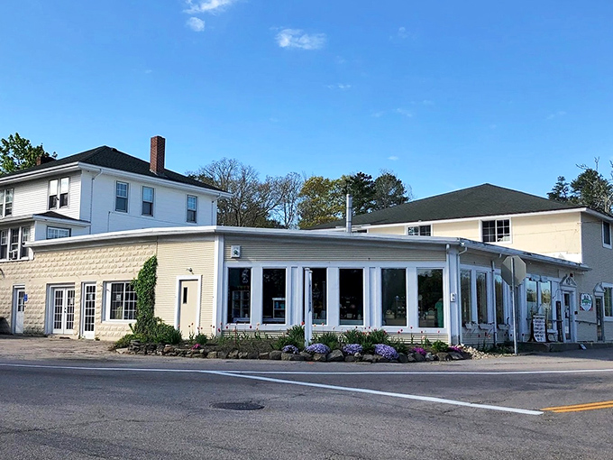 This charming building shows that good food and coastal living go together like peanut butter and jelly always have.