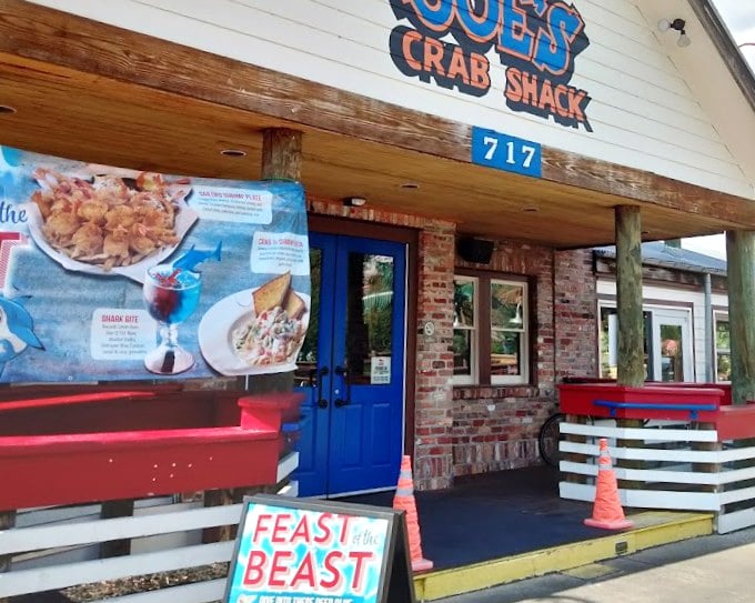 Waterfront dining with a side of fun &ndash; Joe's Crab Shack brings coastal vibes to the heart of the Ozarks.