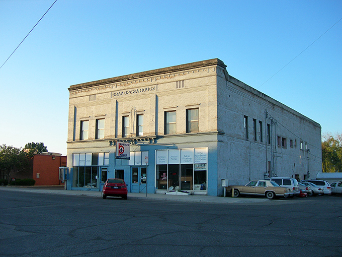 Mountain views frame this charming town like nature's own picture window, no subscription required.
