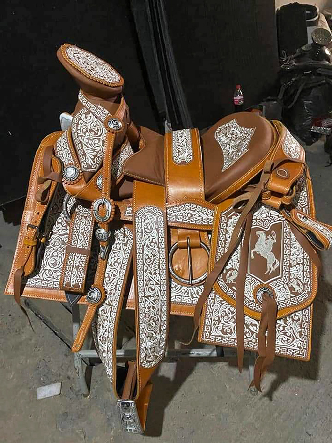 This isn't just a saddle—it's wearable art for horses. The intricate silver and leather craftsmanship showcases the market's unexpected treasures.