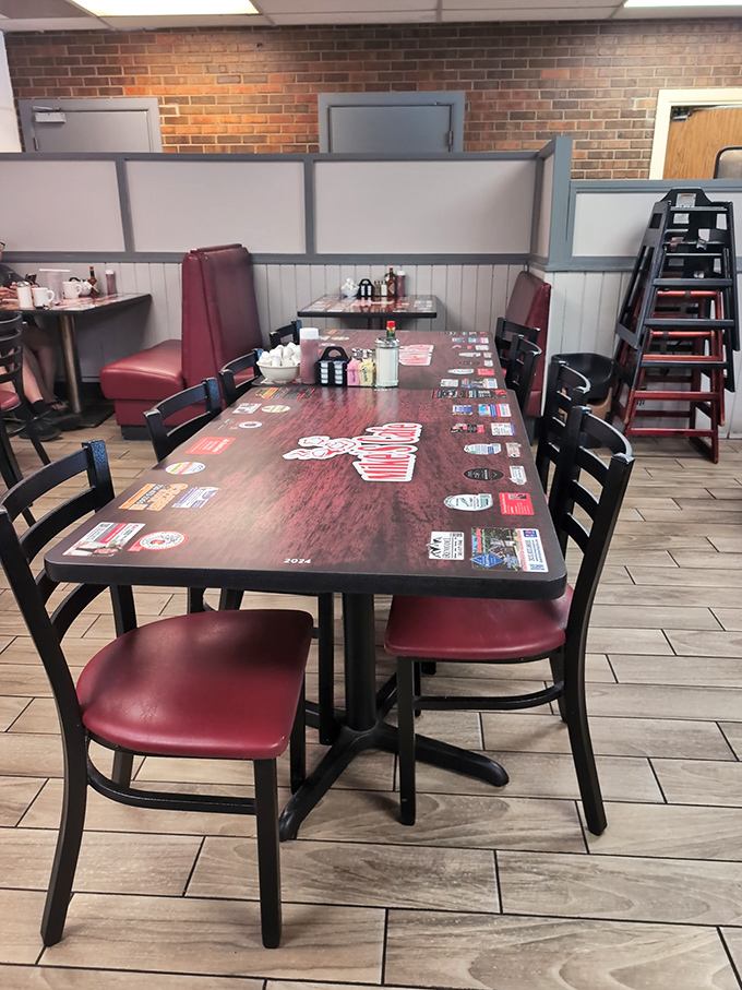 Tables adorned with local business cards and placemats—the dining room equivalent of your favorite comfortable sweater.