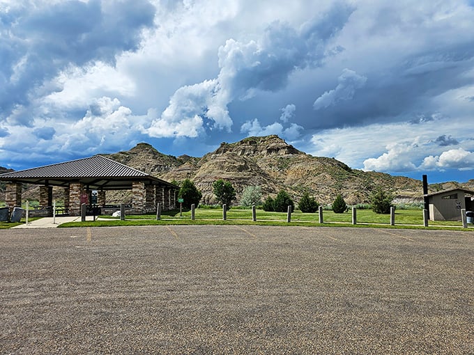 Even the picnic areas at Makoshika come with views that make your sandwich taste better. Dining with dinosaur ghosts is standard here.