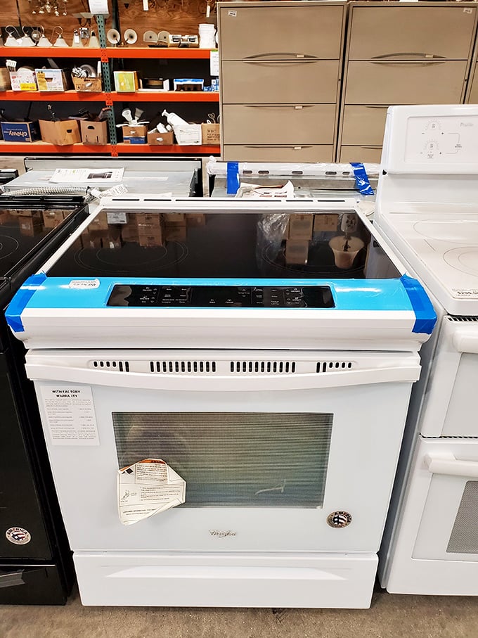 This gleaming Whirlpool range isn't just clean&mdash;it's "company's coming for Thanksgiving" clean, at "we can afford dessert too" prices.