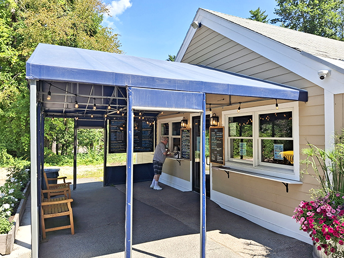 Sunshine highlights Al's straightforward approach to seafood excellence &ndash; no distractions, just deliciousness under that blue canopy.