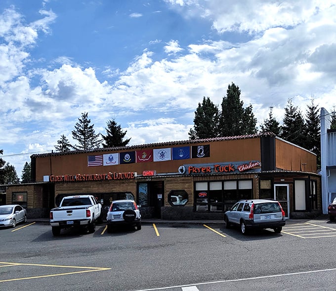 Old-school charm meets timeless flavor. The Cider Mill's sign is practically a historical landmark for fried chicken enthusiasts.