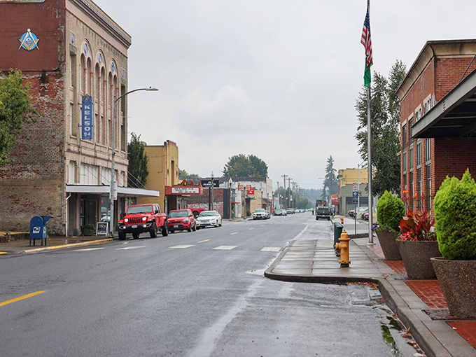 Kelso's brick buildings and American flags create a Norman Rockwell scene where retirement savings last longer than winter in Washington.