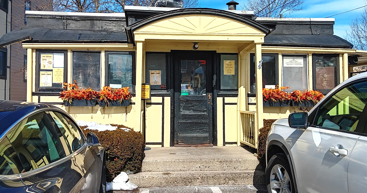 This Cozy Diner In Massachusetts Has A Breakfast Sandwich That Locals ...