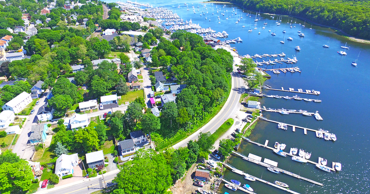 The Gorgeous Town In Rhode Island That's Straight Out Of A Hallmark Movie