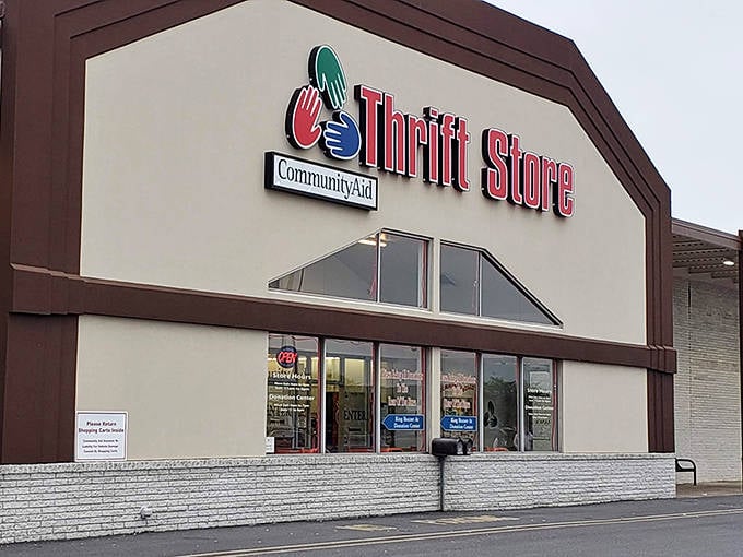 The beige and brown exterior might not scream "fashion paradise," but inside this unassuming building lies a treasure hunter's dream come true.