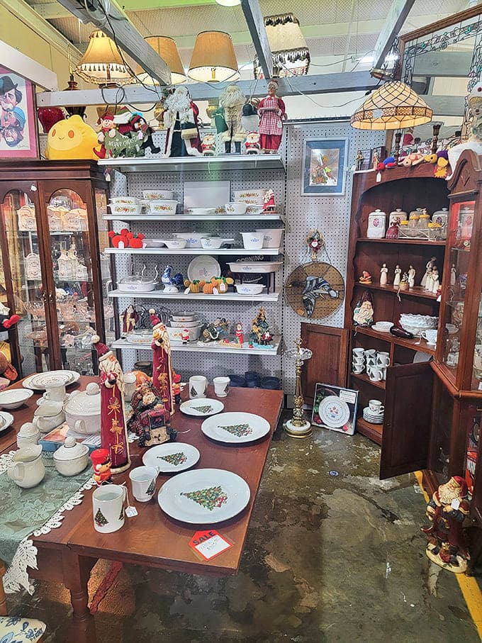 Christmas dinner, anyone? This festive display of holiday dinnerware has me wondering if Norman Rockwell is hiding somewhere nearby.